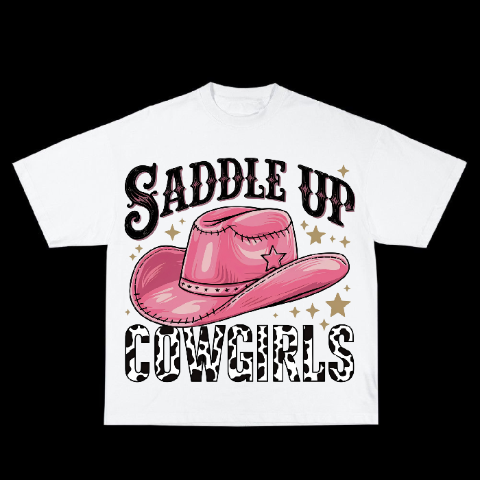 Playera color (Blanca) lisa con estampado de SADDELE UP COWGIRLS ...